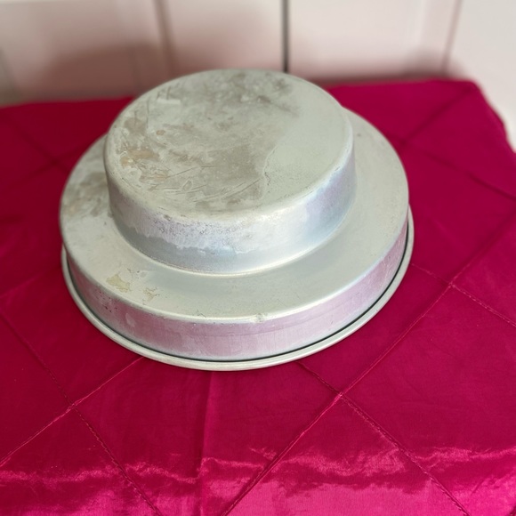 Wilton | Kitchen | 2 Layer Cake Pan | Poshmark